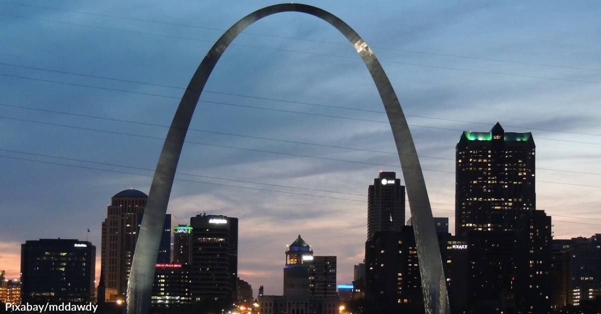 St. Louis's Gateway Arch Turns Off Lights in May for Migrating Birds ...